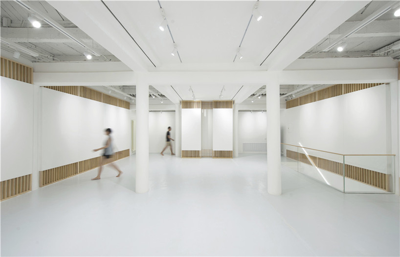 archstudio creates flexible gallery space using folding screens