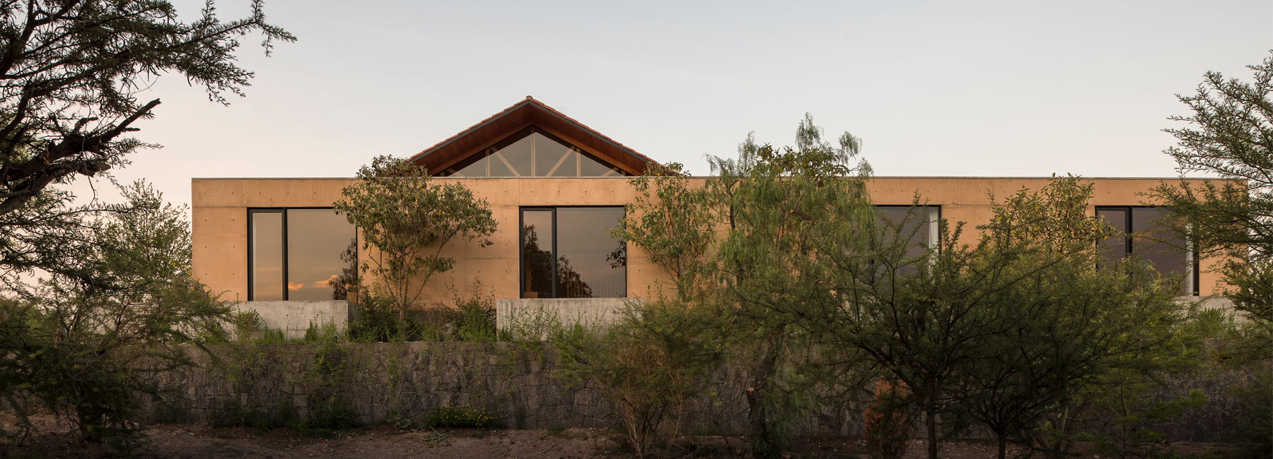 cca blends an earthy concrete home into its arid surroundings in mexico