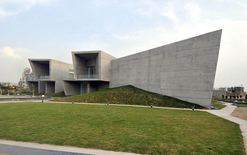 the courtyard house by sanjay puri architects