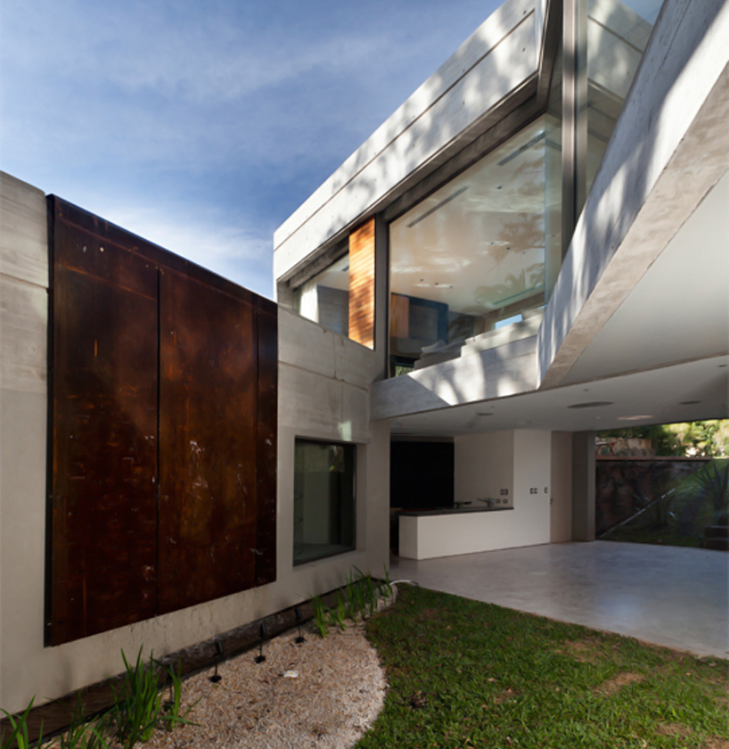 andres remy arquitectos assembles casa acassuso on hills of buenos aires