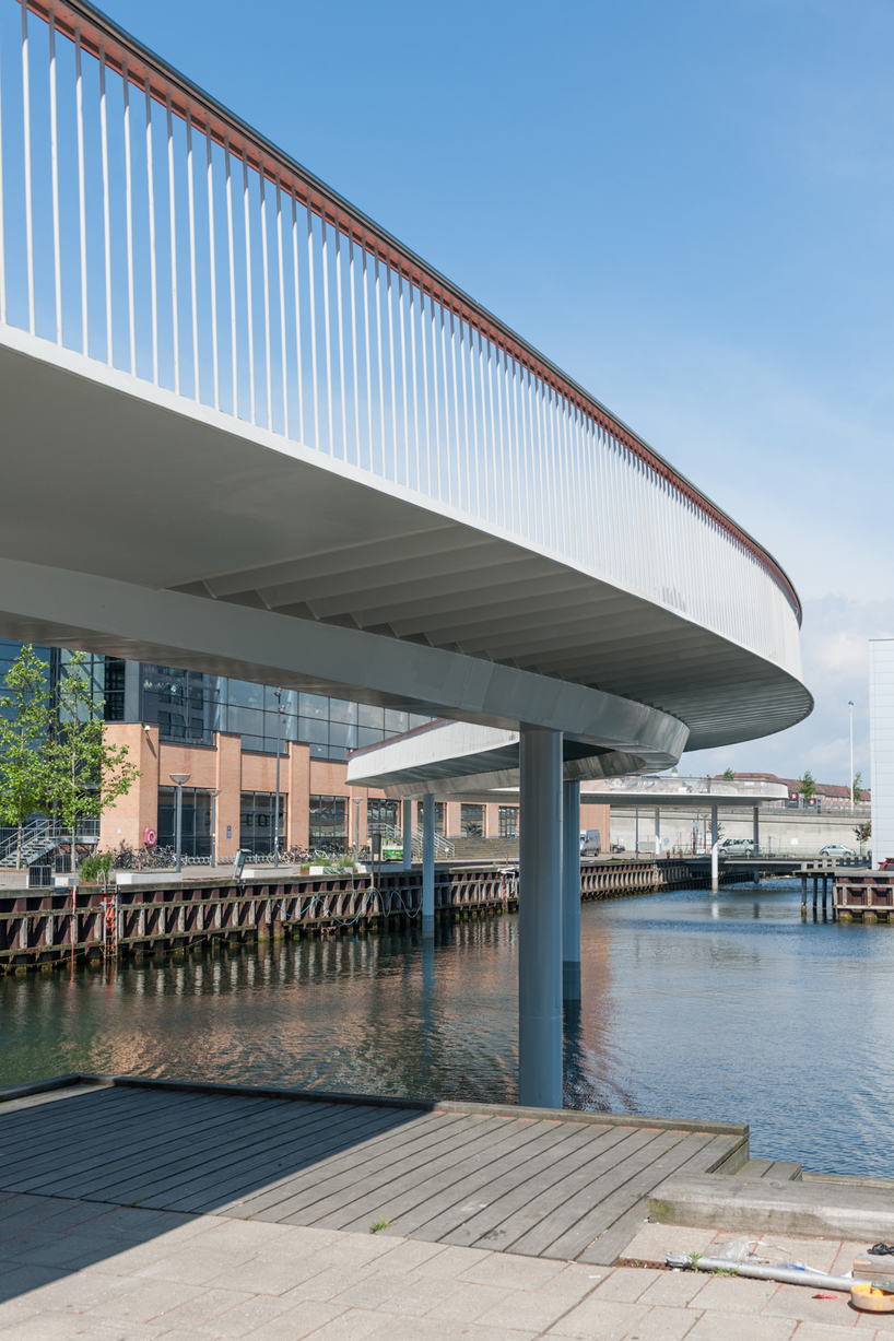 elevated bike lane by dissing+weitling winds through copenhagen harbor