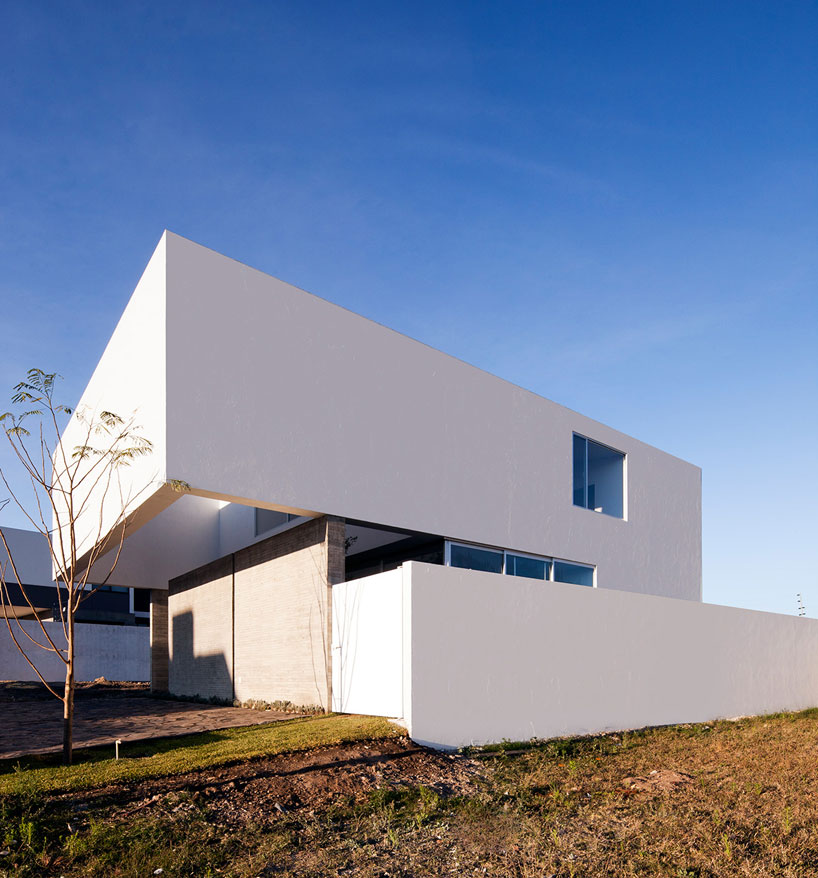 abraham cota paredes frames views of the sky in this private home in mexico