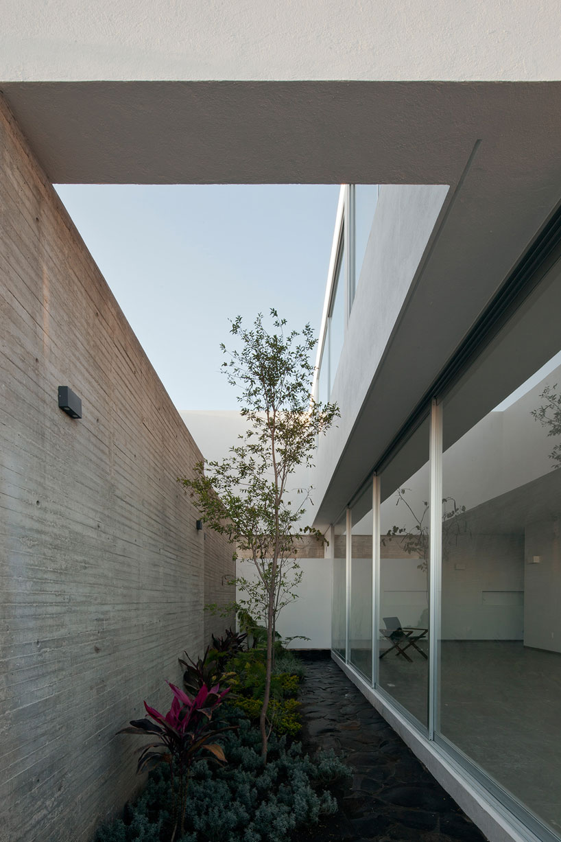 abraham cota paredes frames views of the sky in this private home in mexico