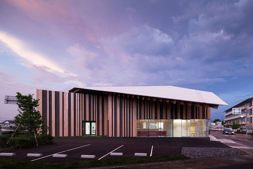 kengo kuma gently folds roof canopy over animal hospital in japan