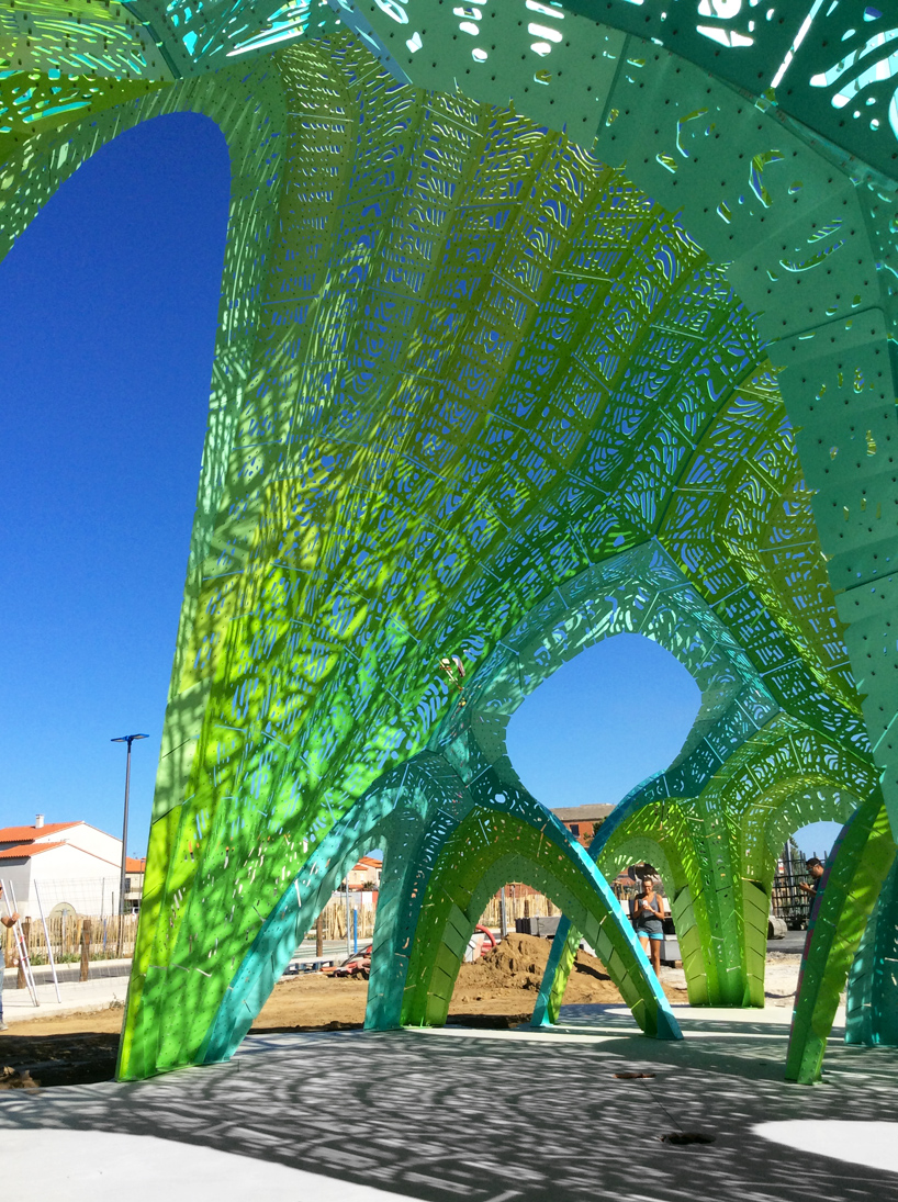 MARC FORNES / THEVERYMANY fabricates pleated amphitheater in france