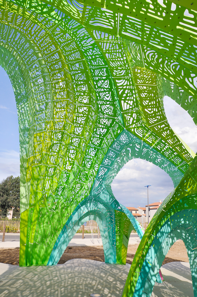 MARC FORNES / THEVERYMANY fabricates pleated amphitheater in france
