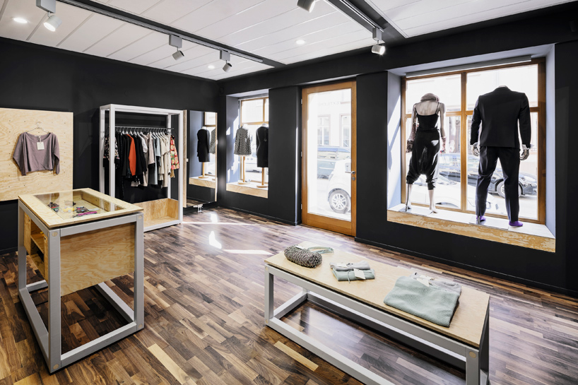 yalla yalla! adds a pine exhibition wall to a textile showroom