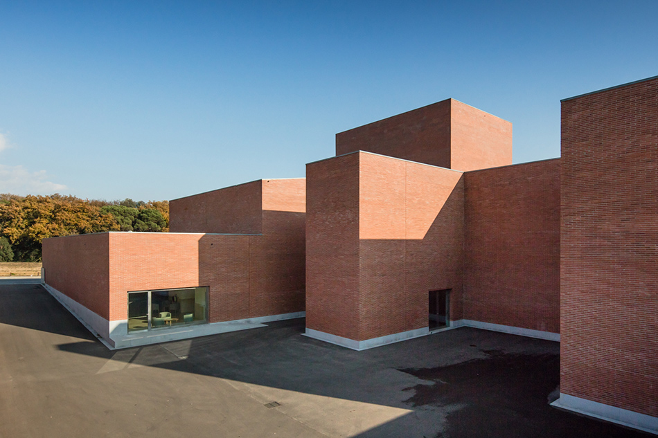 public auditorium in llinars del vallès by álvaro siza vieira