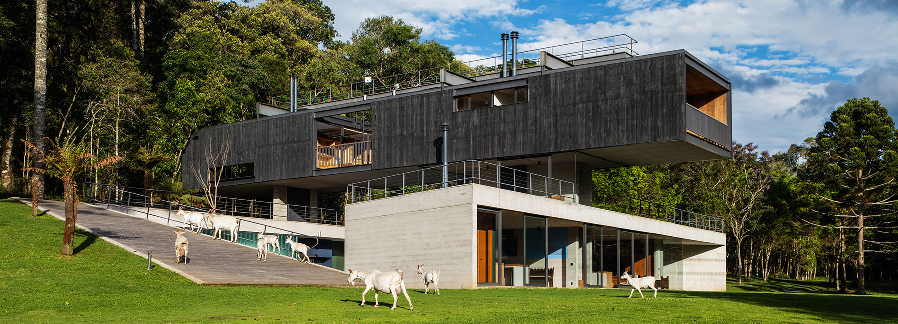 una arquitetos builds house at são bento do sapucaí