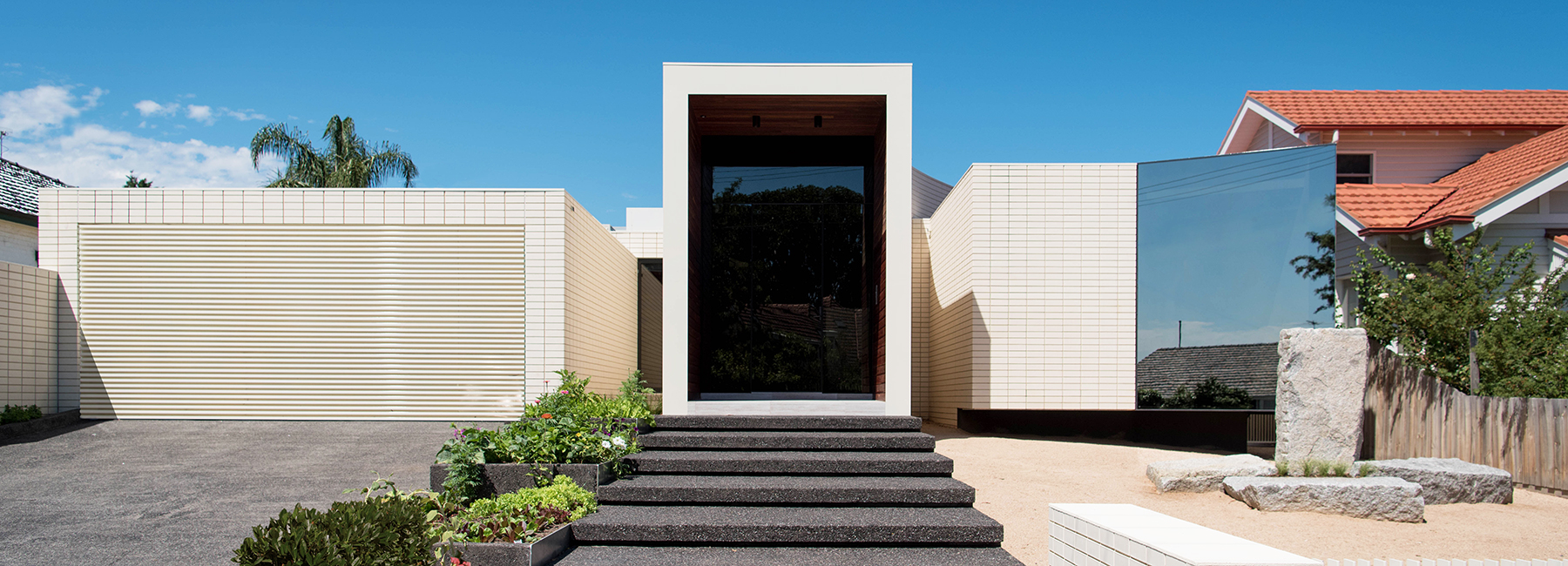 KUD creates void-like entrance into ivanhoe house in australia