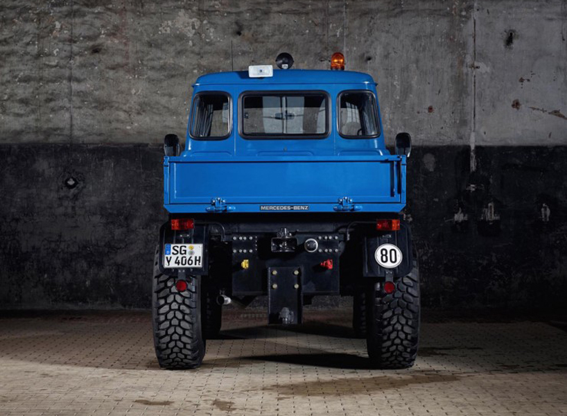 mercedes-benz unimog 4x4 restored to its former glory