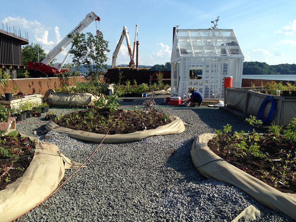 'swale' is a floating farm that encourages new yorkers to eat fresh produce