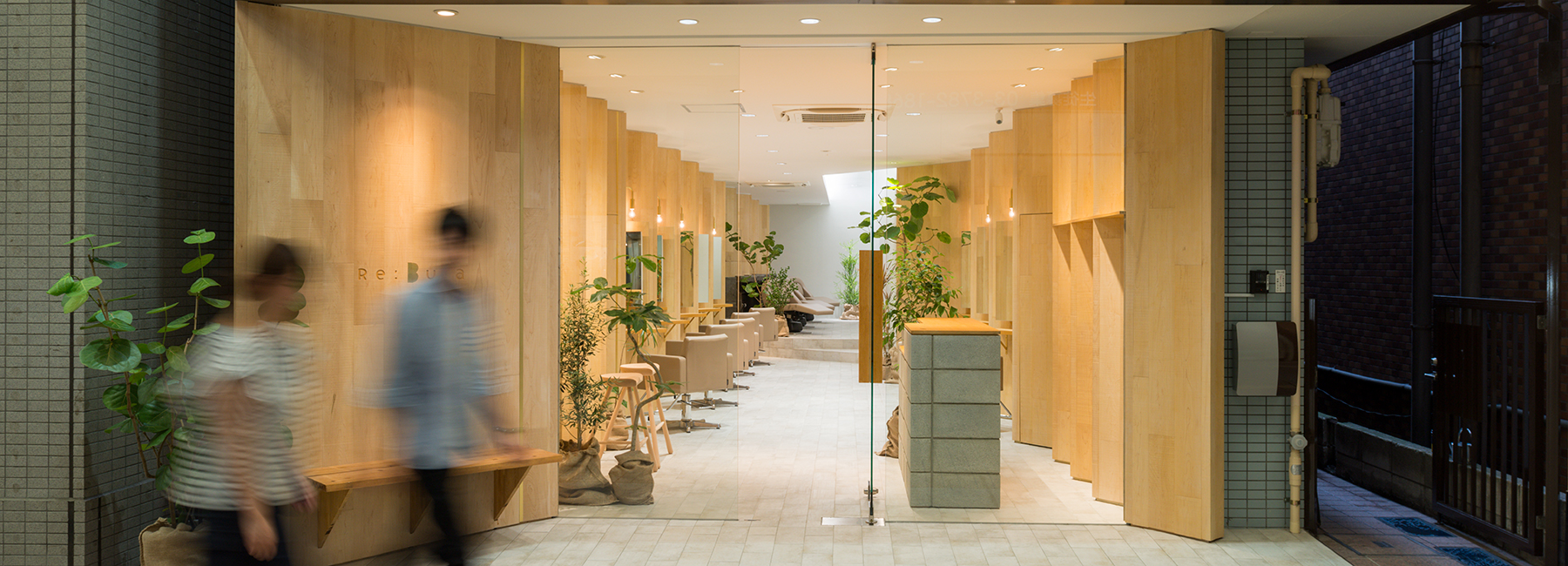 yamazaki kentaro uses rhythmic wooden walls in tokyo hair salon