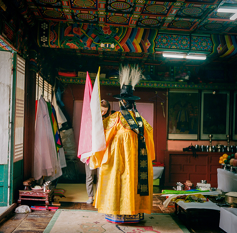 jorge mañes rubio photographs dancing female shamans