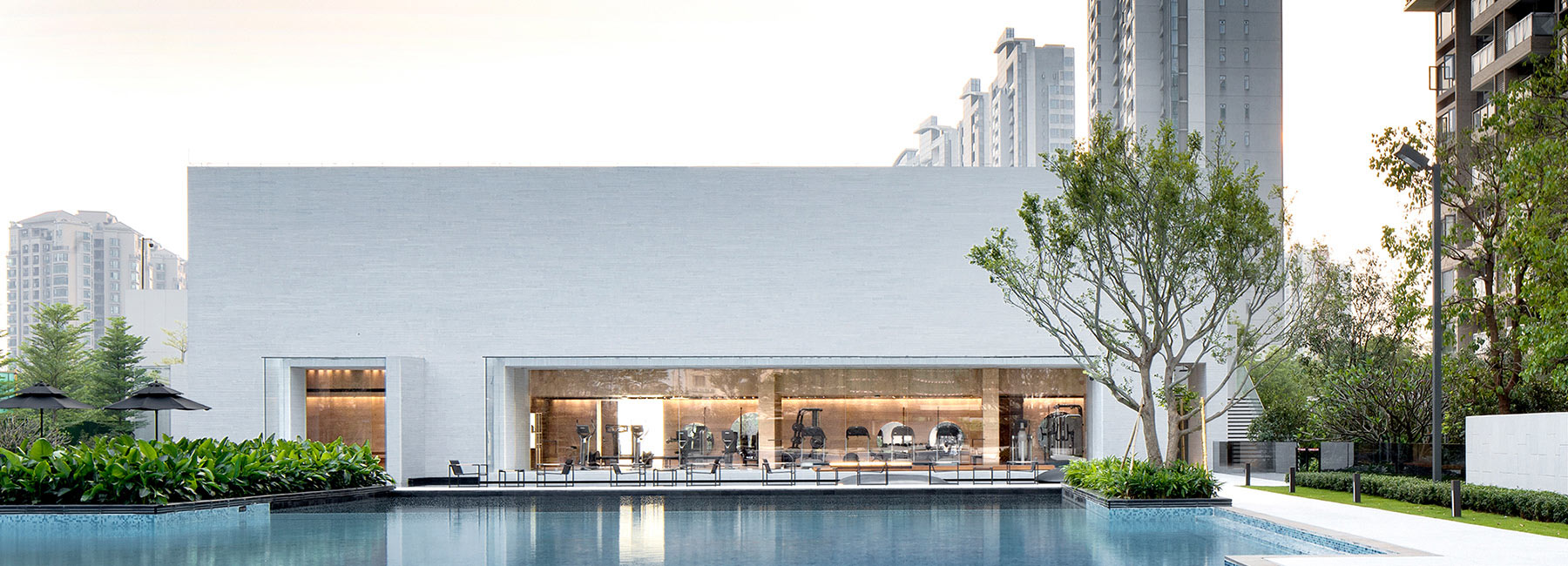 DOMANI's light-colored sky club house in china manifests a simple and ...
