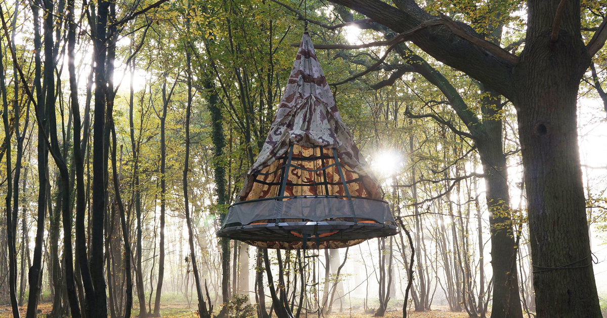 sky-pod, a spiderweb-like tent to hang in the woods