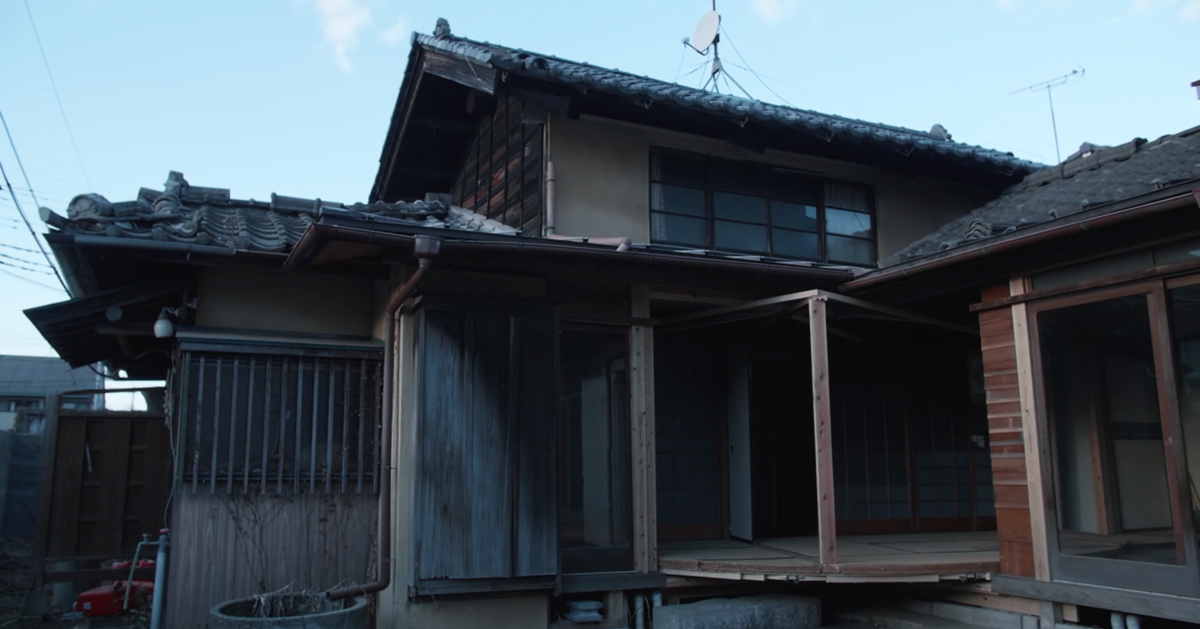 a 360° rotating centre gives this japanese house a shape-shifting layout