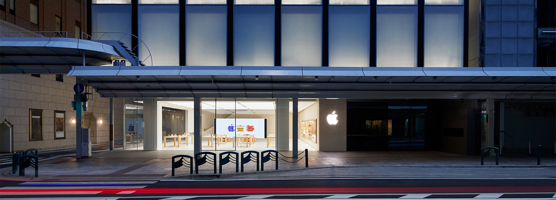 apple's first store in kyoto references japanese lanterns