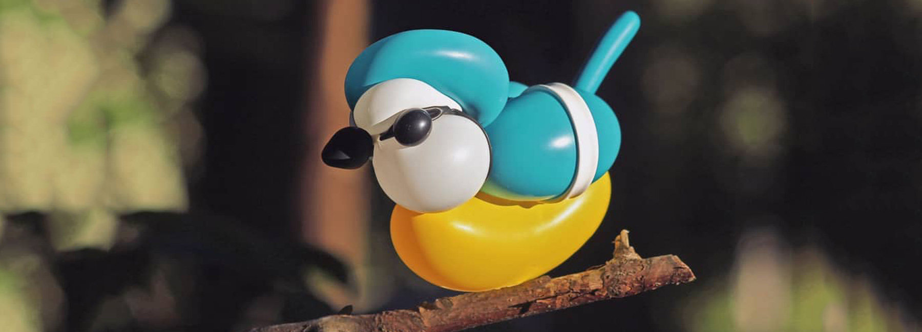 artist makes brilliant balloon sculptures of birds in the wild