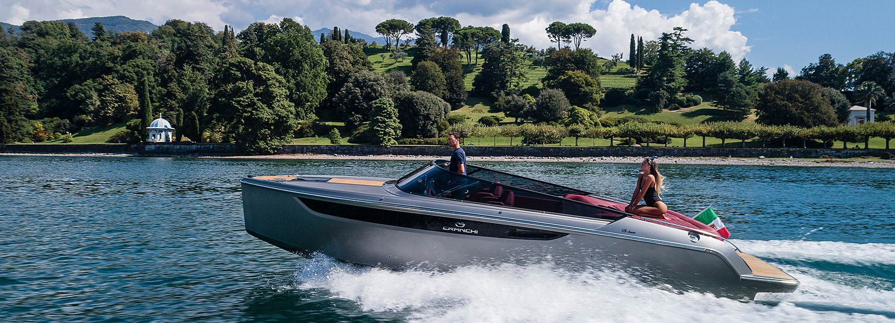 cranchi E26 classic modernizes yachting lifestyle of 1950s italy