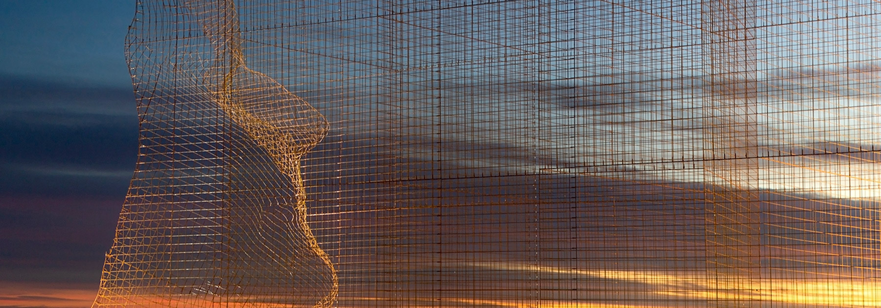 edoardo tresoldi creates changing faces from wire mesh on barcelona rooftop