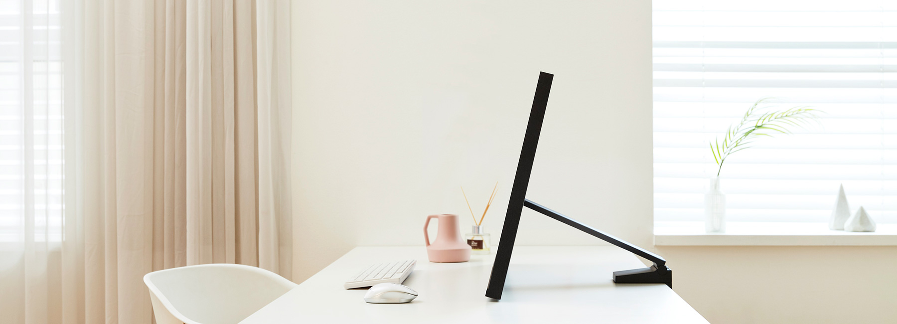 CES 2019: samsung’s movable, space-saving monitor declutters your desk