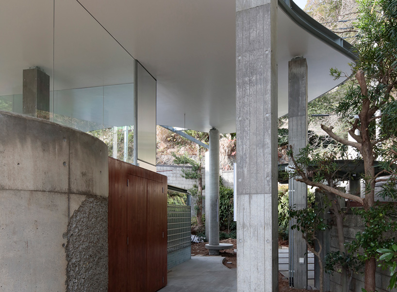 curved roof of japanese house by erika nakagawa rests on grid of ...