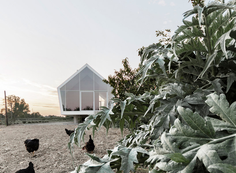 LDA.iMDA elevates gabled roof house over an orchard in italy – 【Autocad ...