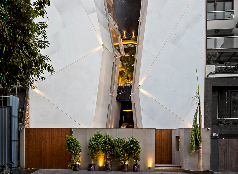 the deep void, bridged at the front and rear on the upper levels ...