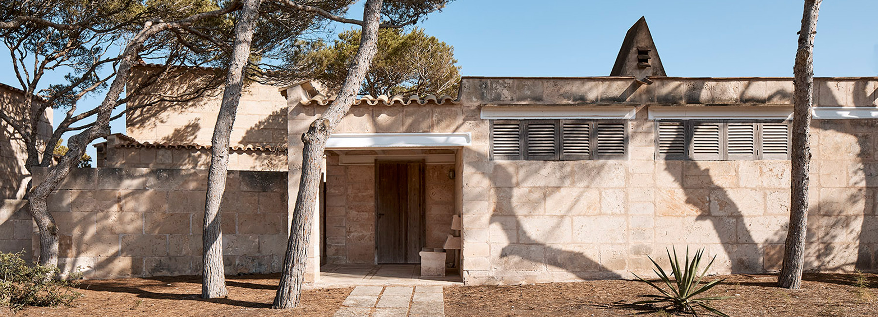 look inside jørn utzon's can lis family house from the 70s in mallorca