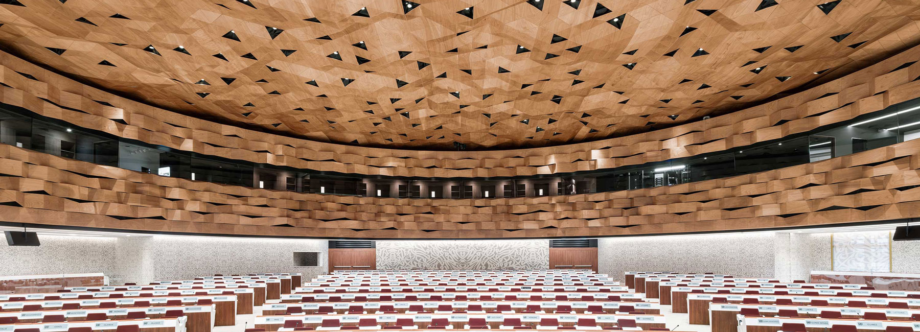 WOOD-SKIN redesigns UN assembly hall ceiling to resemble sand dune waves