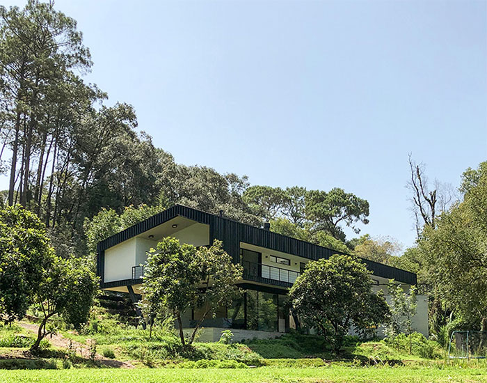 the project consists of two superimposed volumes, with an inhabitable ...