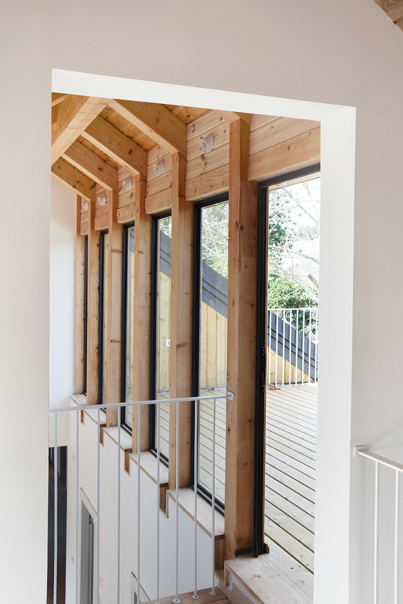 alon alexandroni completes barn-like family house in tel aviv countryside