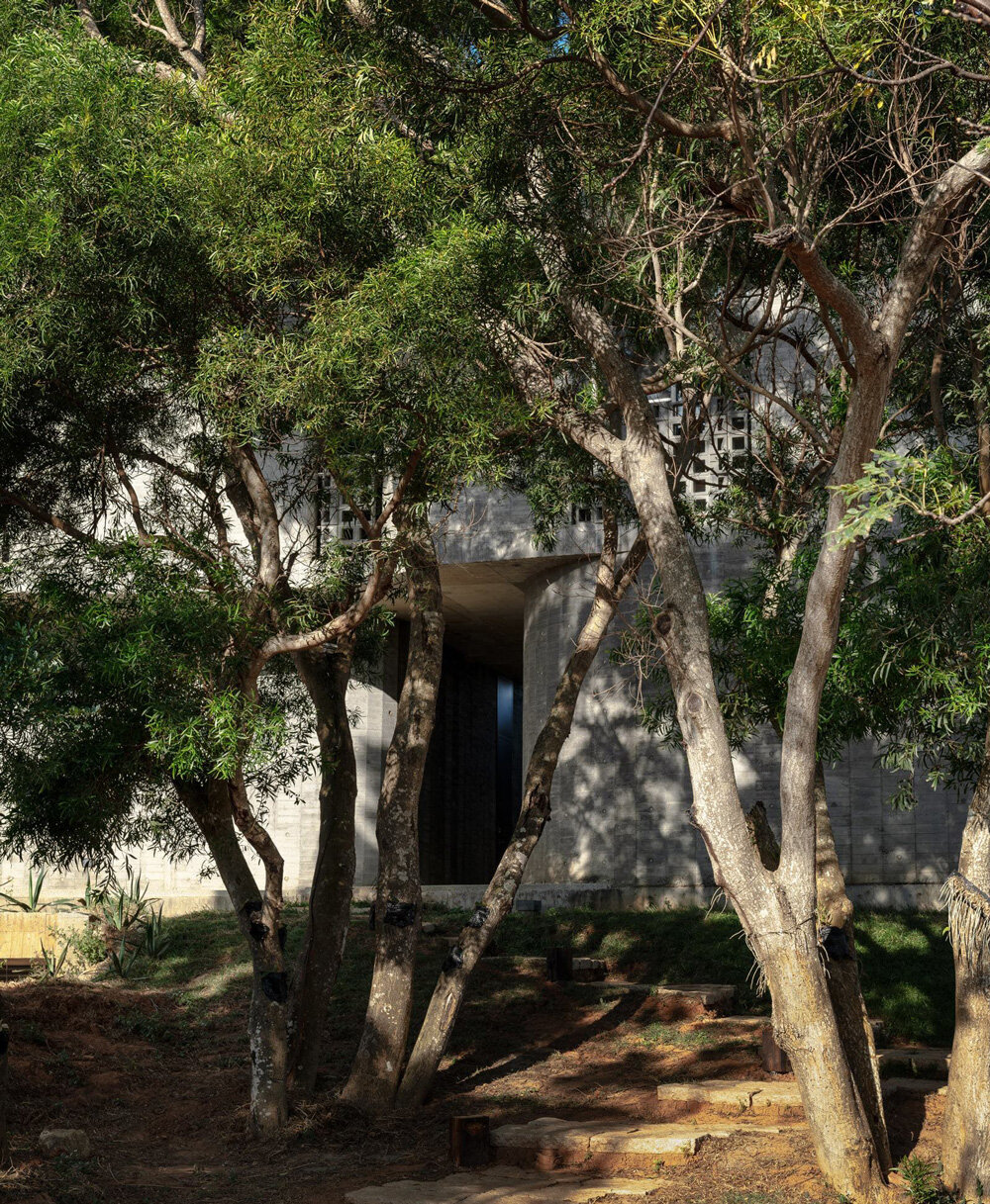 curvaceous concrete walls compose XRANGE architects' remote retreat in ...