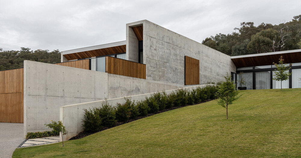 australian house by tecture is a composition of concrete 'blades'