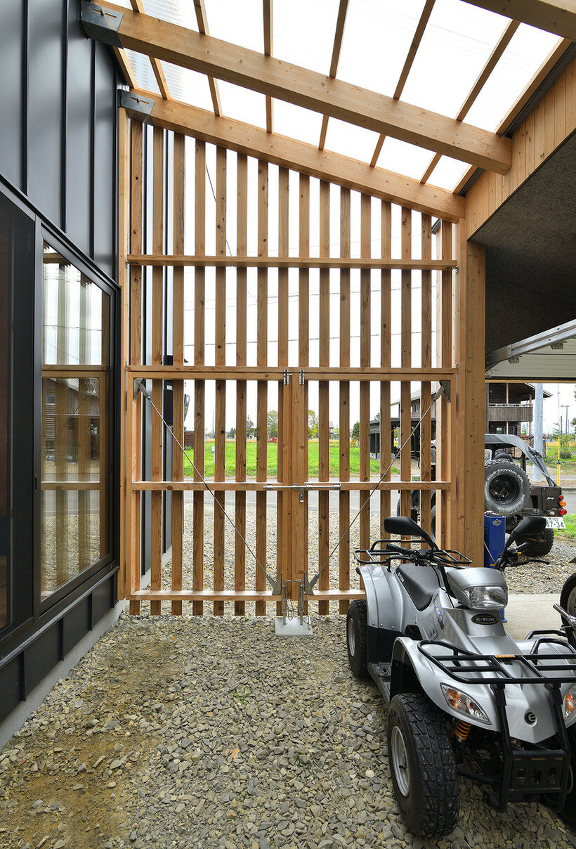 ryuji yamashita divides a building into two for its 'garage house' in japan