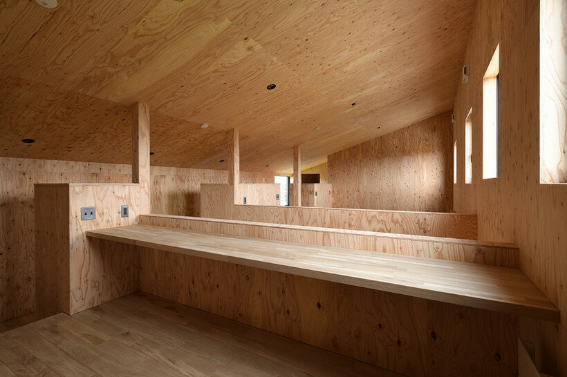 ryuji yamashita divides a building into two for its 'garage house' in japan