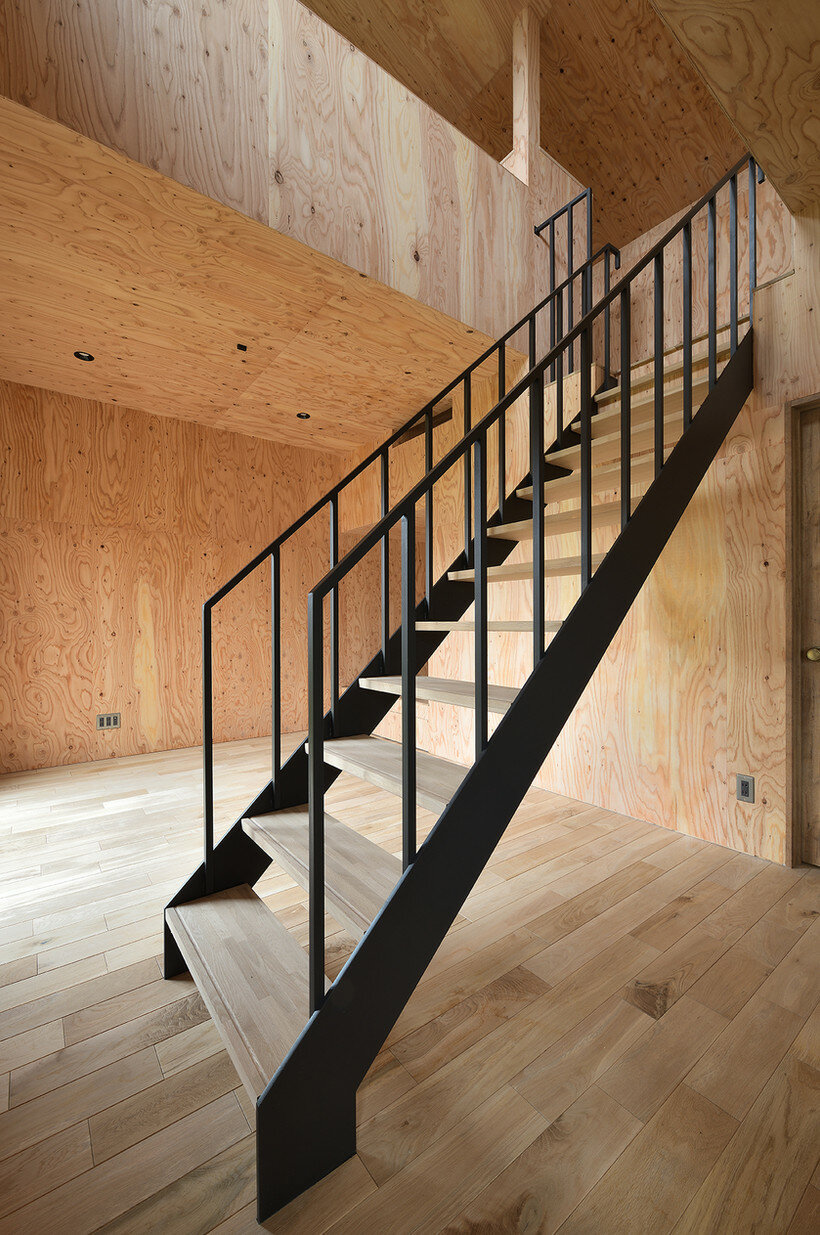 ryuji yamashita divides a building into two for its 'garage house' in japan