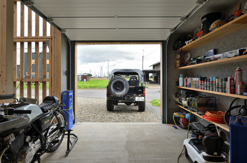 ryuji yamashita divides a building into two for its 'garage house' in japan