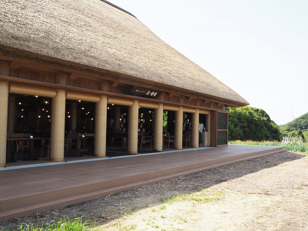shigeru ban tops 'farmer's restaurant' with one of the largest thatched ...