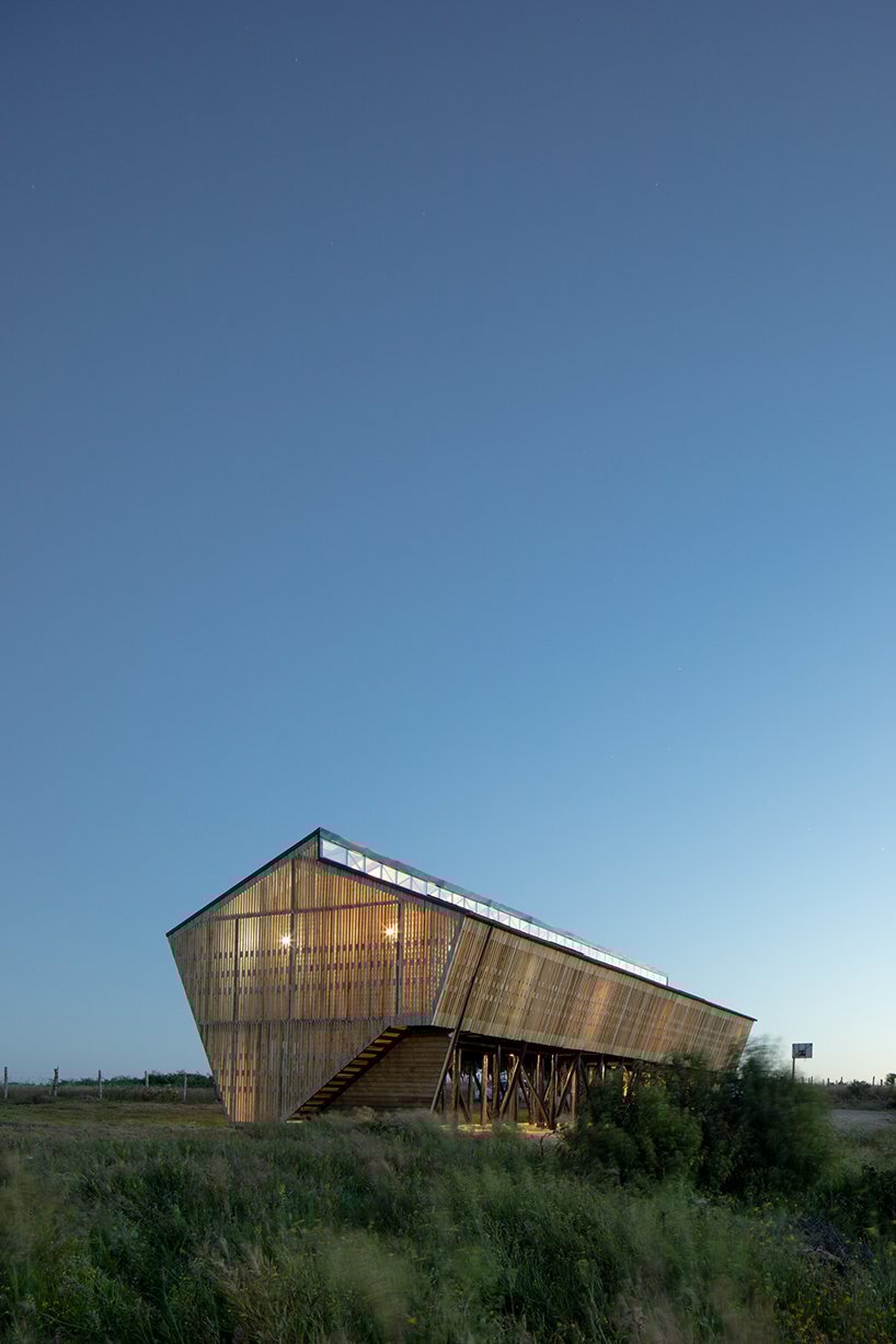 lucas maino fernandez wraps chile home in latticed corridor