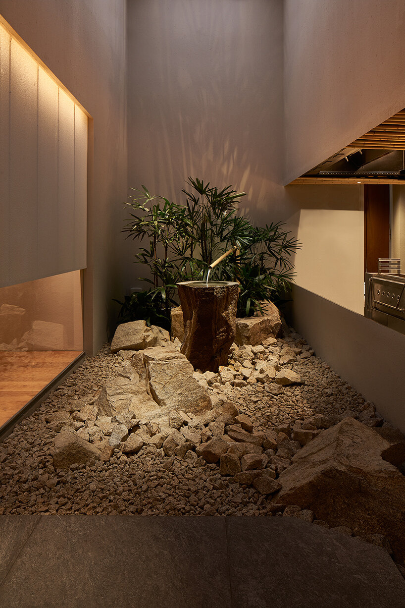 inside kengo kuma's bamboo-lined SUZUKI sushi bar in singapore