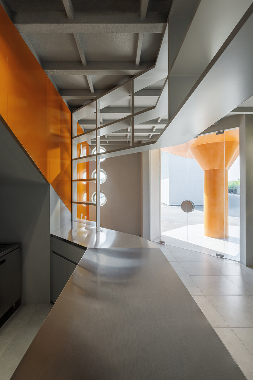 greater dog architects' renovated 5 X 7 building in china