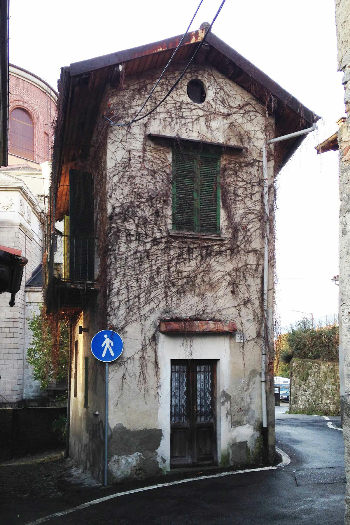 studio albori rebuilds this 'casa di legno e paglia' with wood & straw
