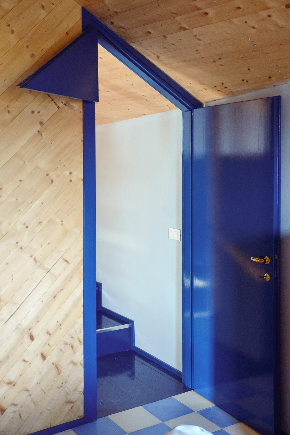 studio albori rebuilds this 'casa di legno e paglia' with wood & straw