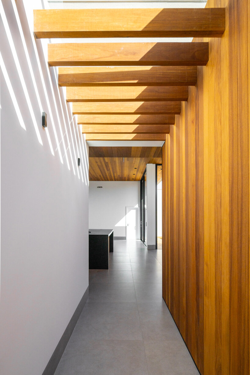 wood, stone and concrete craft ser_arquitetos' sunlit cerrado house in ...