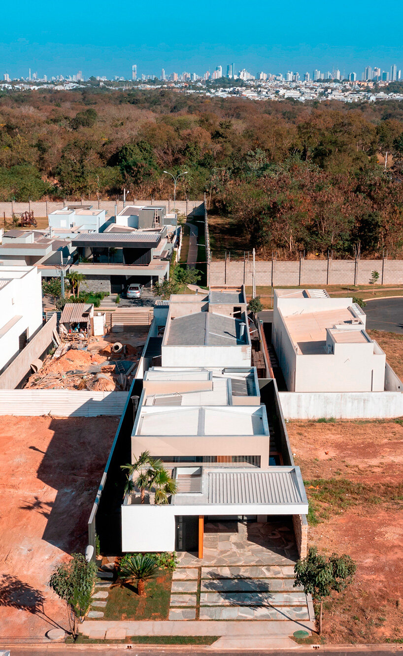 wood, stone and concrete craft ser_arquitetos' sunlit cerrado house in ...