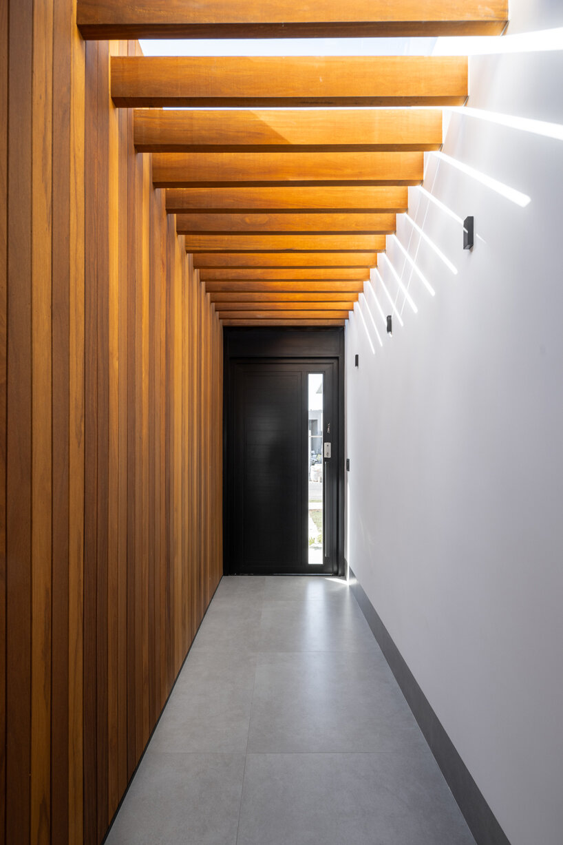 wood, stone and concrete craft ser_arquitetos' sunlit cerrado house in ...