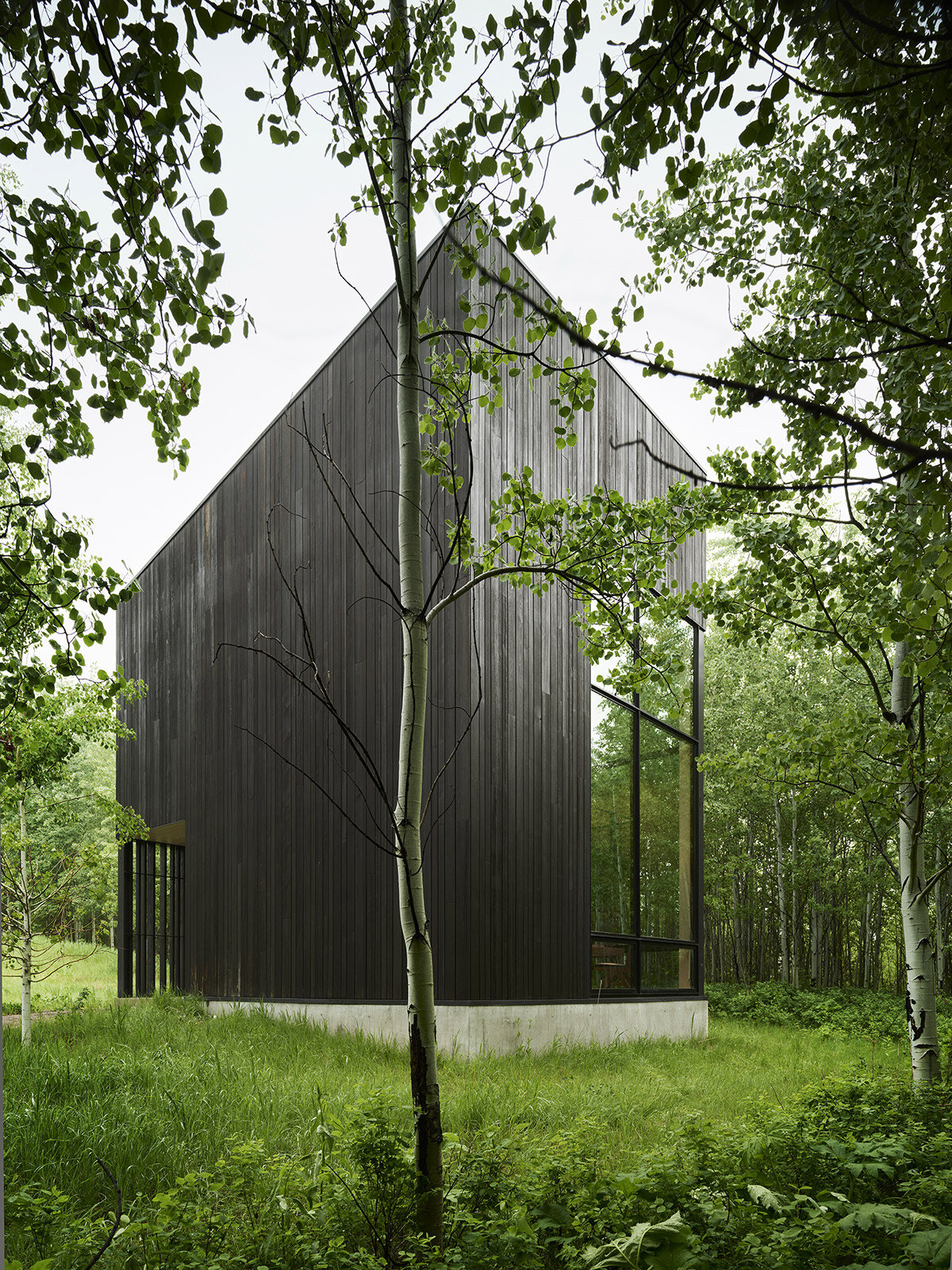 CLB architects scatters shinemaker retreat at the base of the tetons