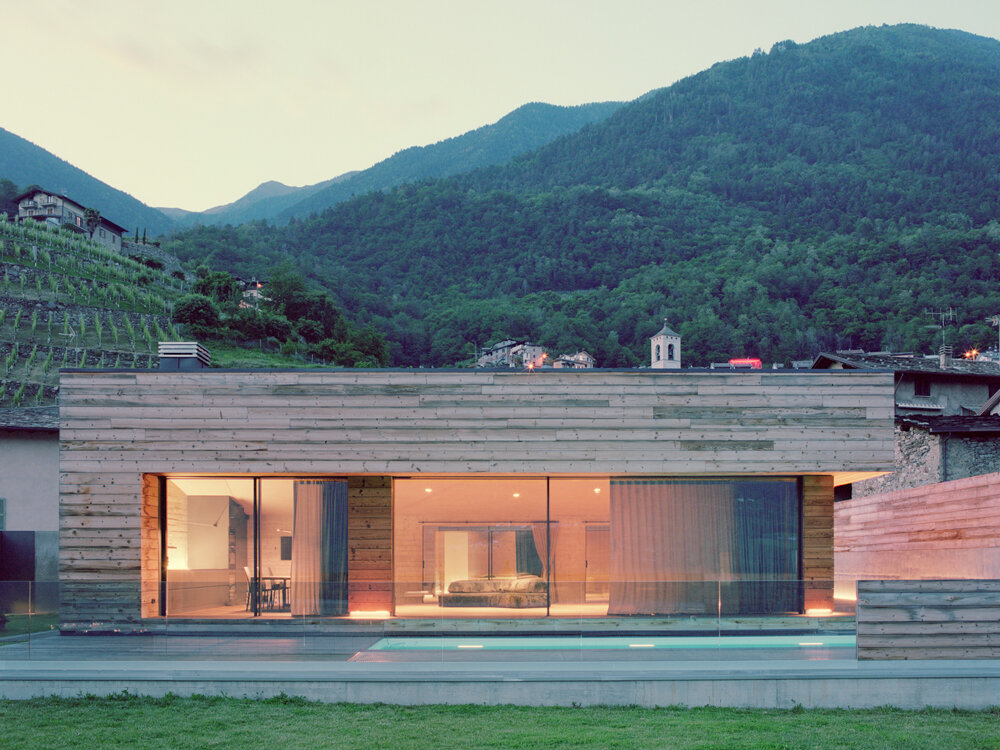 alfredo vanotti's B house embraces open courtyard οverlooking sassella ...